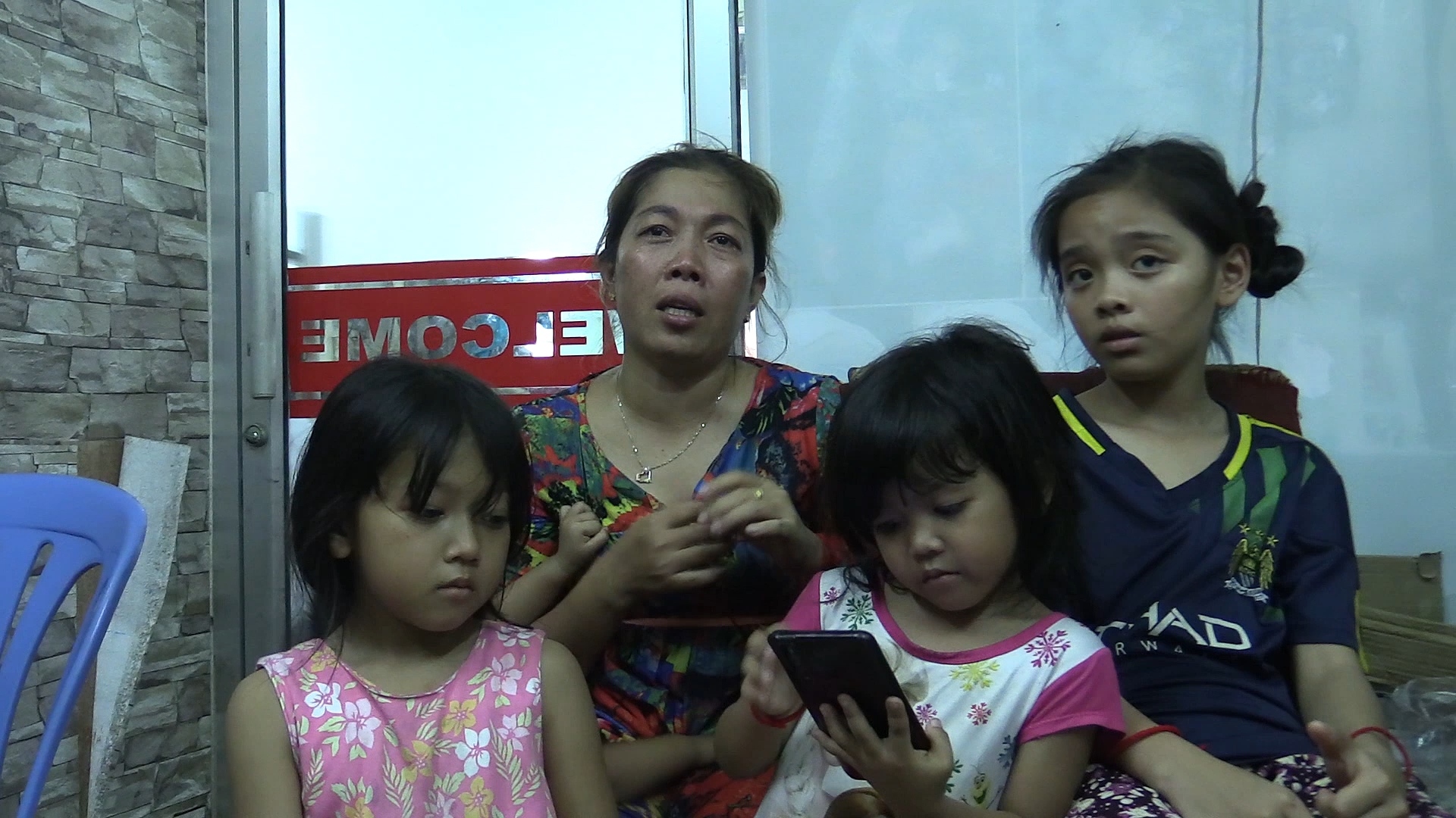 អ្នកស្រី ឆាយ សុខ ម៉េង និងកូនស្រីទាំង ៤ នាក់ ។ រូបៈ Screenshot – សំឡេង ...